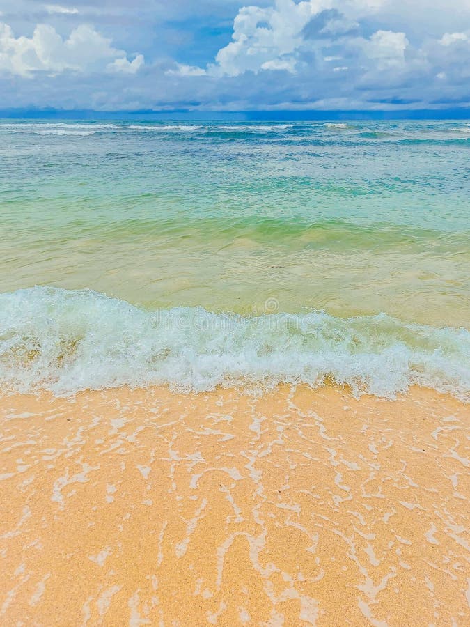 Olas De Mar Con Burbujas Blancas Que Llegan a La Orilla Foto de archivo ...