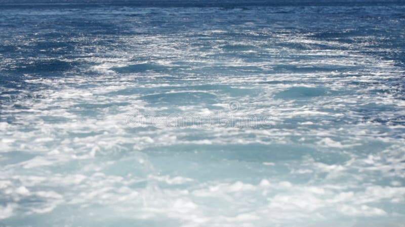 Olas De Mar Procedentes De Un Barco Que Flota En El Mar. Metrajes ...