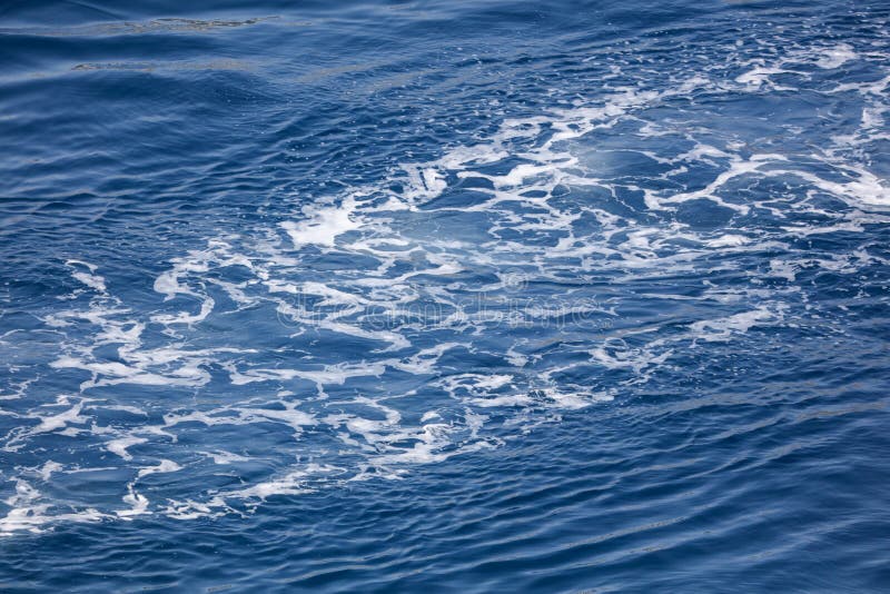 Olas De Un Barco En El Agua Azul Del Mar Imagen de archivo - Imagen de ...