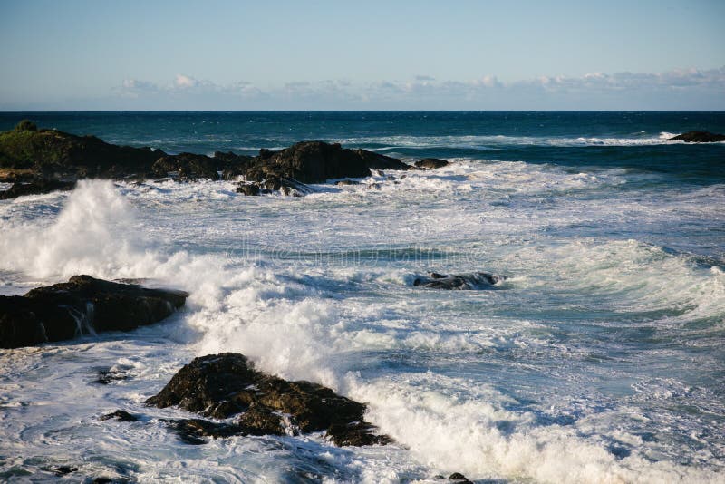 Olas Y Rocas En Los Rayos De Sol Sobre Cabo Da Roca, Portugal Foto de ...