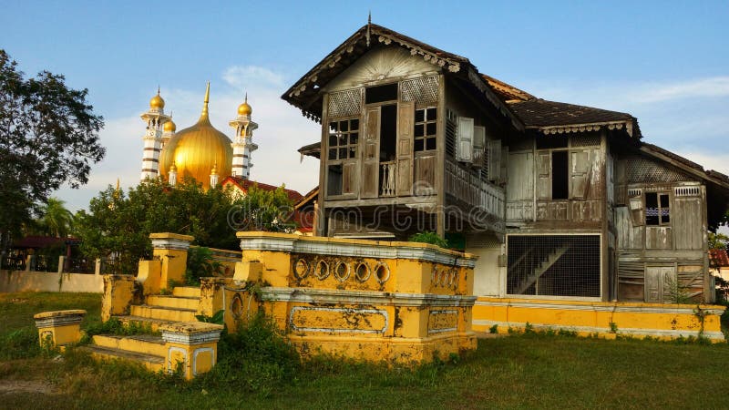 Old Abandoned Traditional Malay House in Kuala Kangsar Stock Photo ...