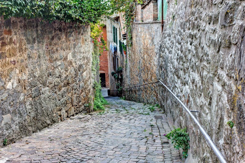Old alley in Tuscany stock image. Image of decay, retro - 22243617