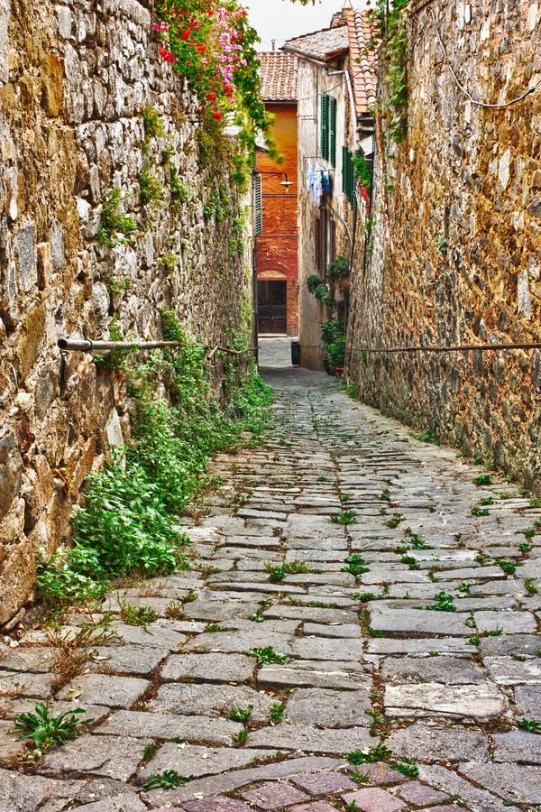 Old alley in Tuscany stock image. Image of decay, retro - 22243617