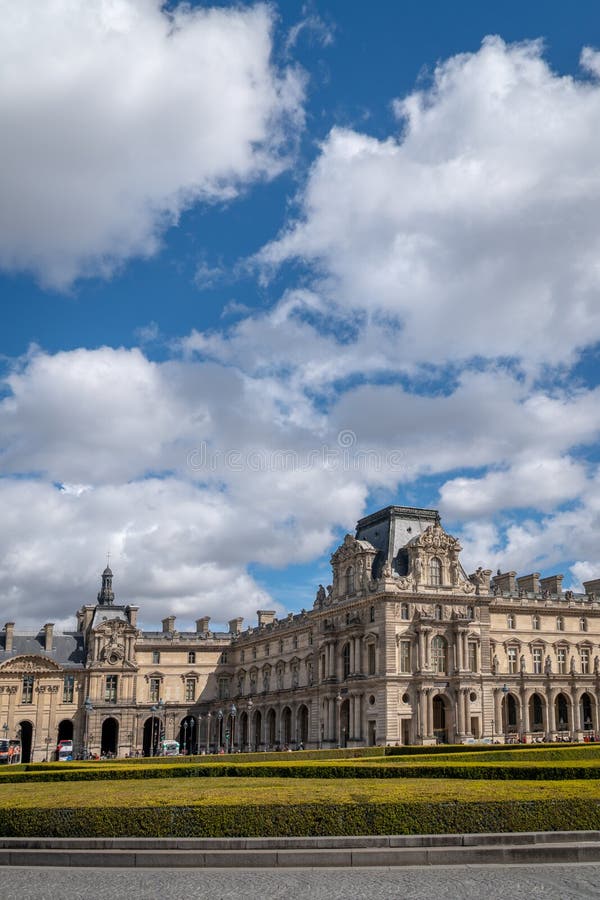 Mouse de Louvre Paris editorial stock photo. Image of outdoor - 125363013