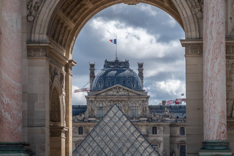Mouse de Louvre Paris editorial photography. Image of spring - 125362972