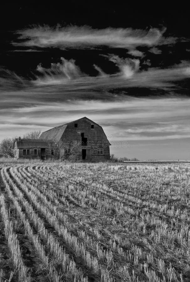 Old Barn Under Dramatic Sky Stock Image - Image of field, corn: 5044189