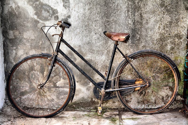 Old bicycle side view stock image. Image of urban, dirty - 19466001