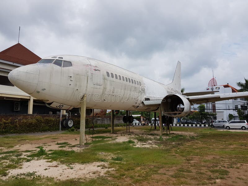 Old Big Boy 737 editorial photo. Image of abandoned - 129088096
