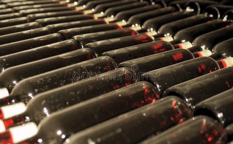 Old bottles of red wine stock image. Image of shelf, beverage - 33152321