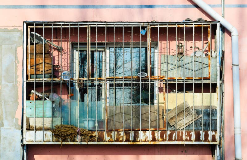 Old Building Window,store a Lot of Messy Stuff 库存照片 - 图片 包括有 贫穷, 影子 ...
