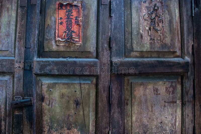 Old building in Yaowarat stock image. Image of bamboo - 143138523