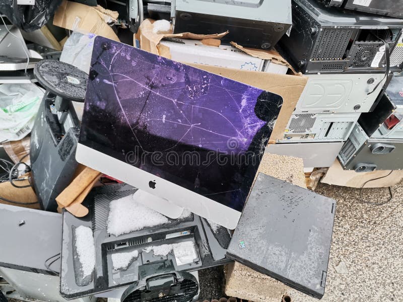 Old Imac 24 Dead Broken Death Mac Pc Ibm Editorial Photo - Image of ...