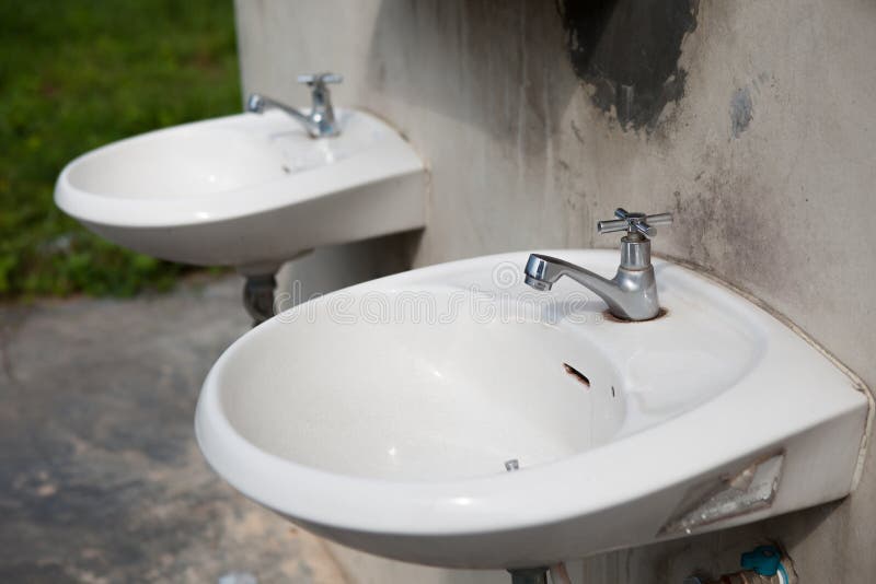 Old Ceramic Hand Wash Basin Stock Photos - Free & Royalty-Free Stock ...