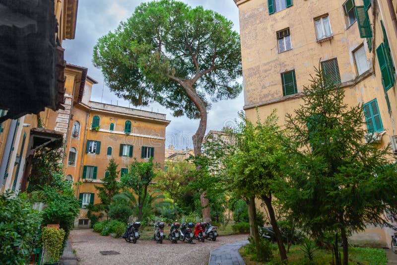 Old courtyard in Rome editorial stock image. Image of italia - 261208969