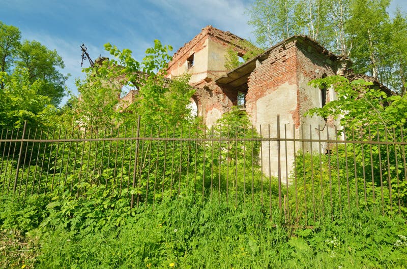 The Old Crumbling Building. Stock Photo - Image of house, grass: 95158190