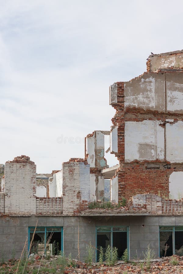 The Old Destroyed Brick Multi-storey Building Stock Image - Image of ...