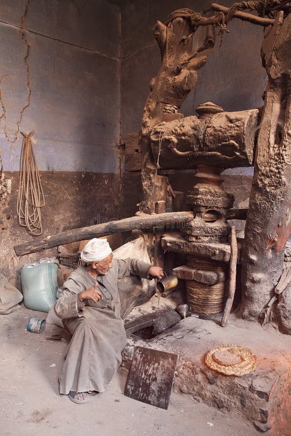 Old Egyptian Man in Traditional Galabeya at Work Editorial Photography ...