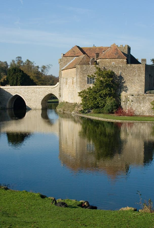 Old English Castle and Moat Stock Photo - Image of autumn, picturesque ...