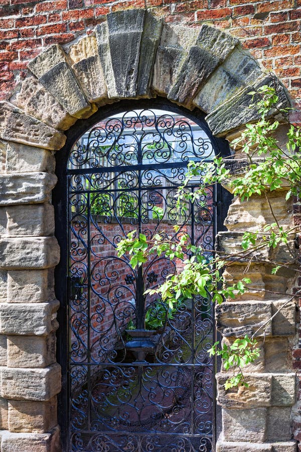 Old english garden gate stock image. Image of greenery - 32207529