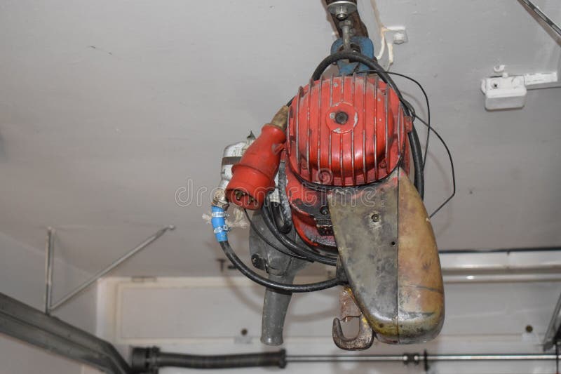 Old Fashioned Oil Chain Based Lifter Stock Photo - Image of device ... Old Fashioned Oil Chain Based Lifter Stock Photo - Image of device ...