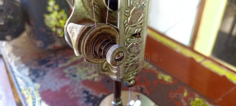 Old Fashioned Sewing Machines that are Still Used Today To Sew Clothes ...