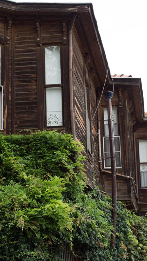 Old Frame House in Green stock image. Image of architecture - 142708173