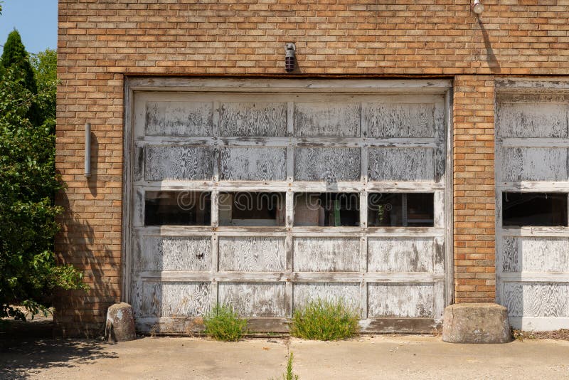 Old garage doors stock image. Image of america, rural - 287680123