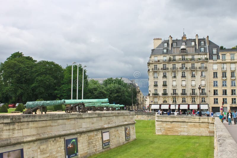 Old Guns Near Les Invalides Editorial Stock Image - Image of museum ...
