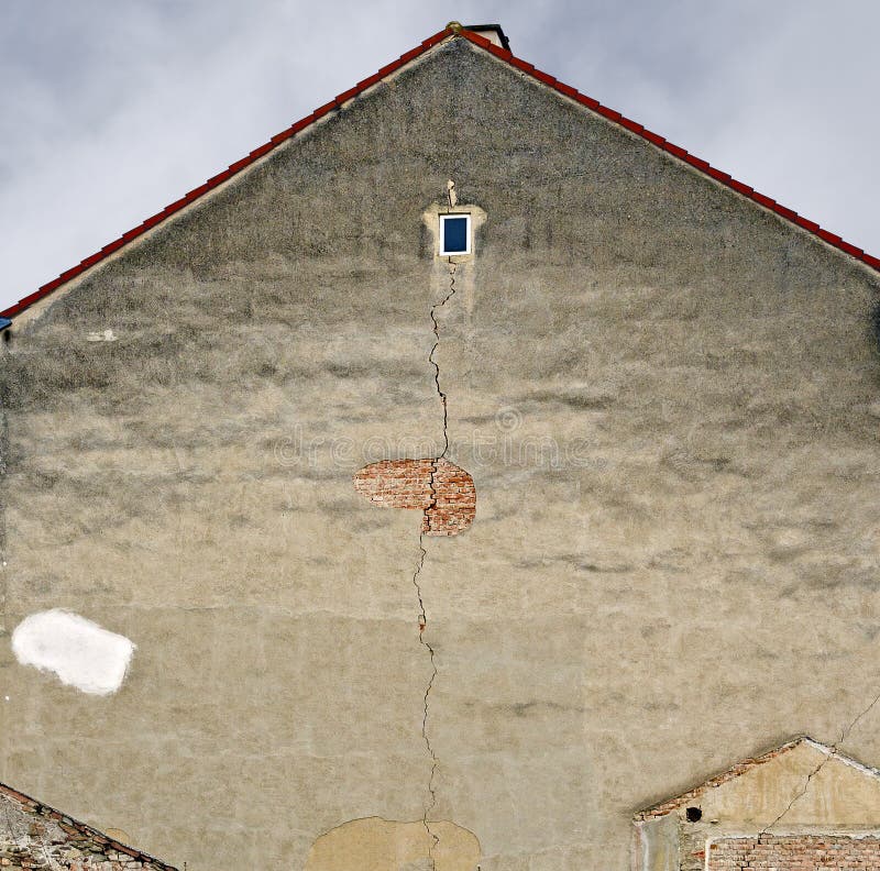 Old house with crack stock image. Image of crack, building - 112134989