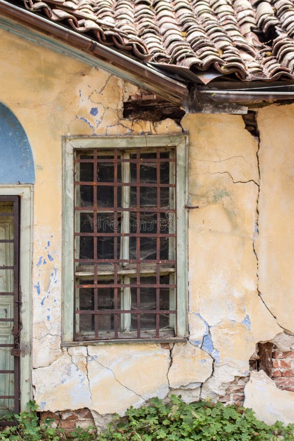 Old house with a crack stock image. Image of building - 58294877