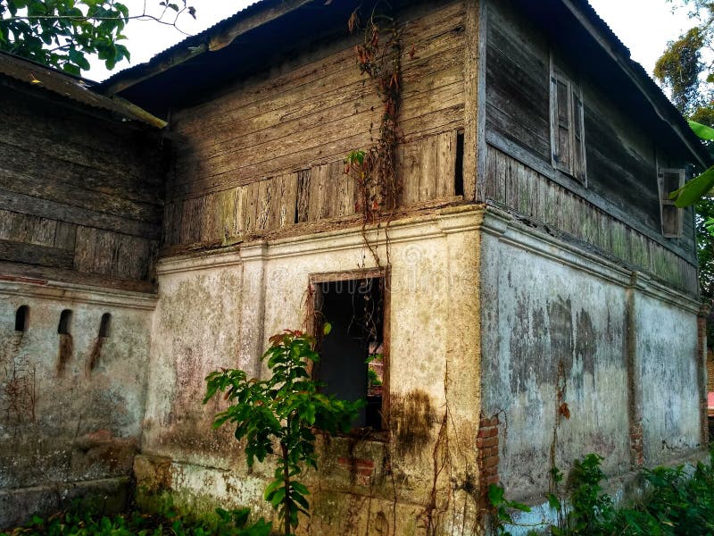 An Old House that is Starting To Break Down Stock Photo - Image of ...