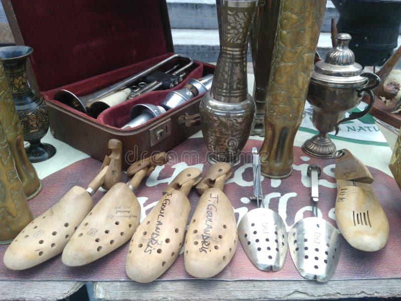 Old items on the bazaar. editorial photography. Image of vases - 93337597