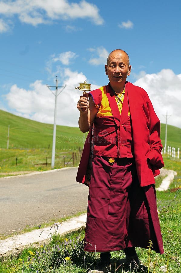 Old monk in Tibet editorial stock image. Image of prayer - 55557949