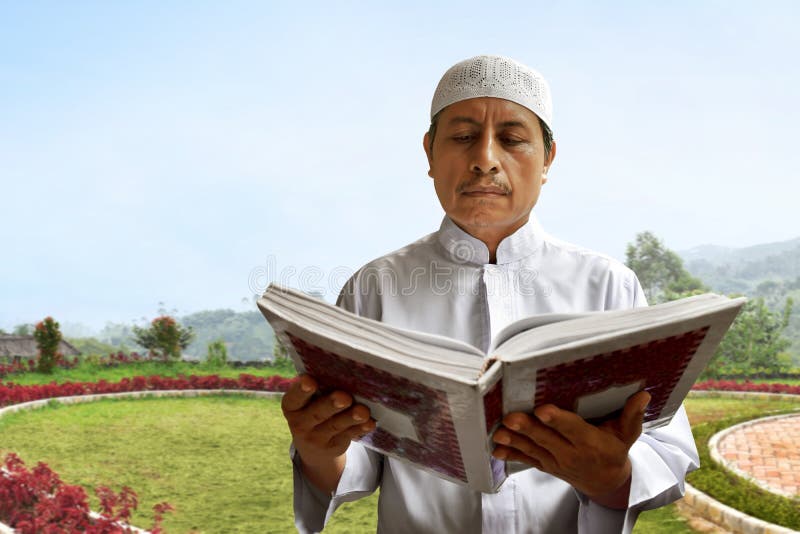 Old muslim man smiling stock image. Image of mubarak - 91142839