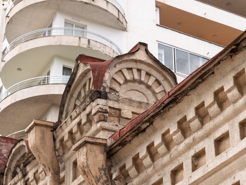 998 Old Crumbling Residential Building Stock Photos - Free & Royalty ...