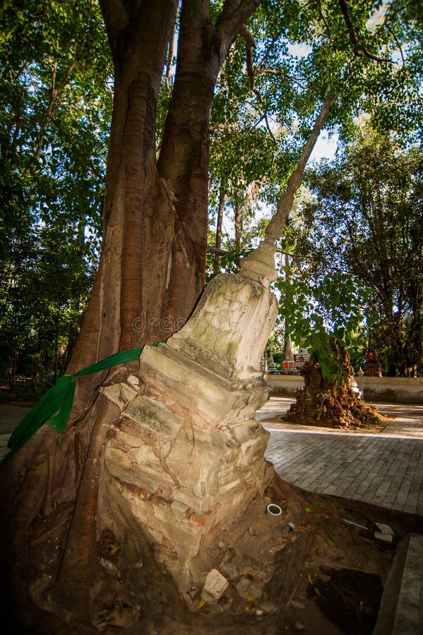 Old pagoda at Pamok temple stock image. Image of sculpture - 78358277