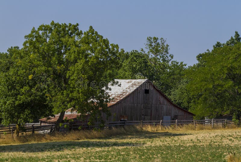 Old Red Barn stock image. Image of grass, country, field - 40195907