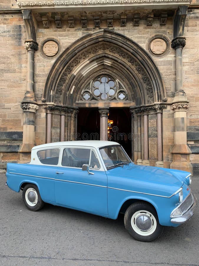 Old Retro Car in Front of the University of Glasgow Editorial Image ...