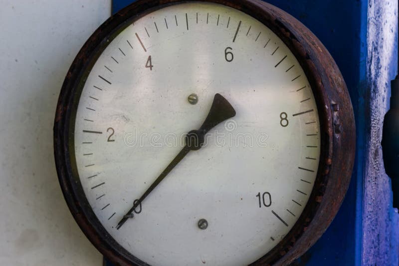 Old Round Manometer Scale Arrows Close Up Stock Photos - Free & Royalty ...