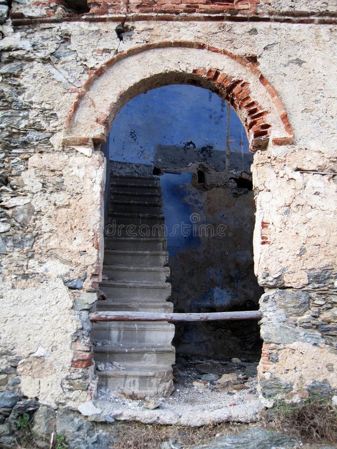 Old ruined arched doorway stock photo. Image of brick - 28053314