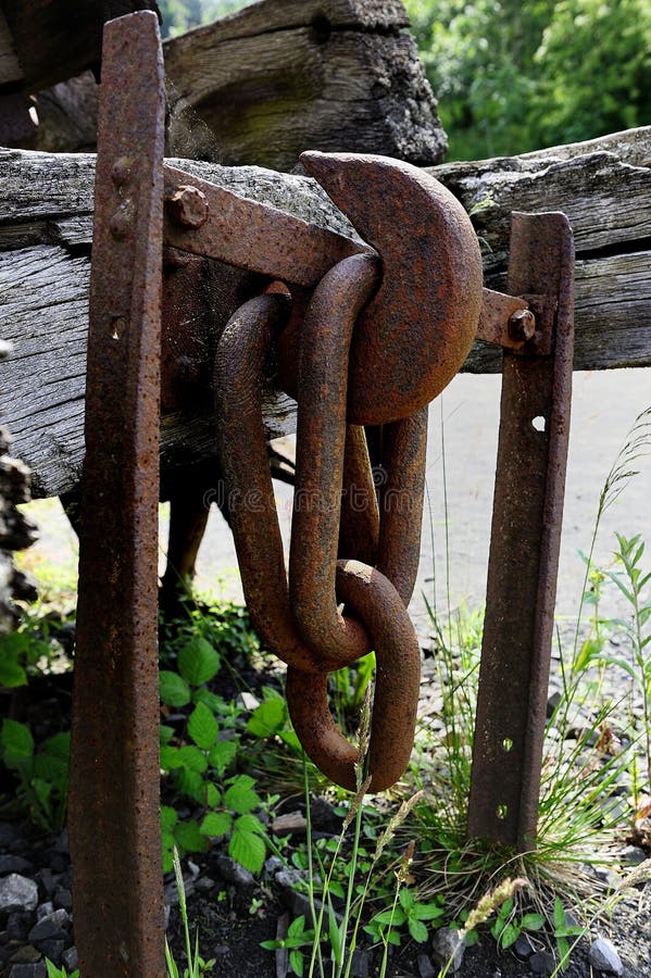 Rusty old chain stock photo. Image of curved, linkage - 14015142