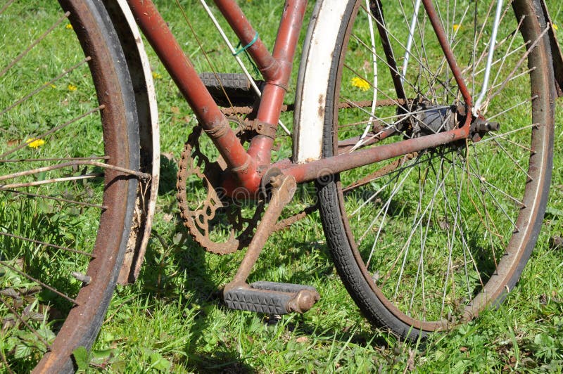 Old Rusty Bicycle stock image. Image of green, abandoned - 39856435