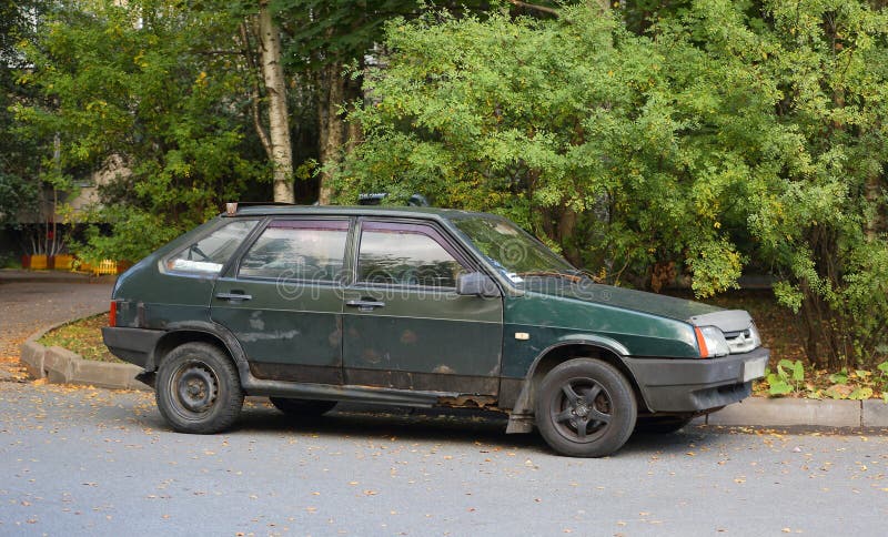 An old rusty van editorial photo. Image of scruffy, ancient - 123830161