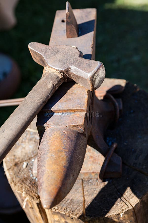 Rusty Iron Anvil and Hammer Stock Photo - Image of heavy, brown: 35392156