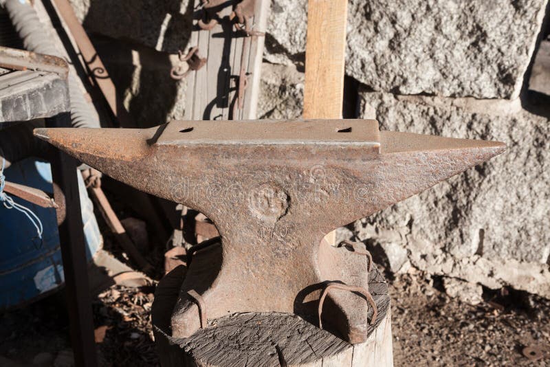Rusty Iron Anvil and Hammer Stock Photo - Image of heavy, brown: 35392156
