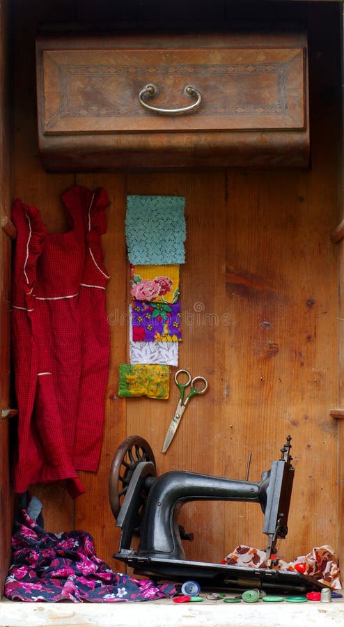 Old Sewing Machine Still Life Stock Photo - Image of cutting, industry ...