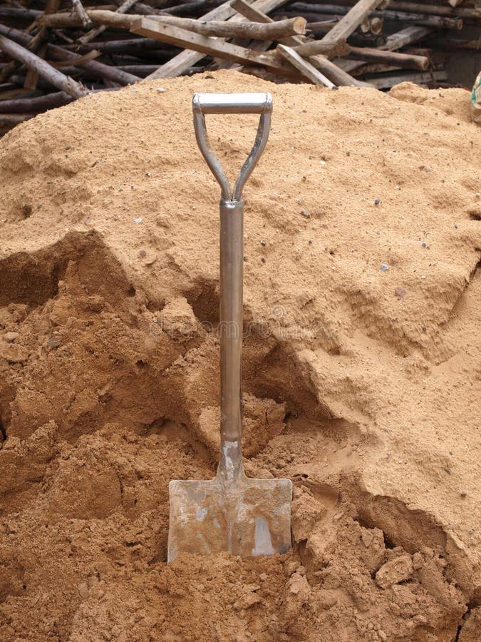 Old shovel dig in sand stock image. Image of stuck, pile - 33775637