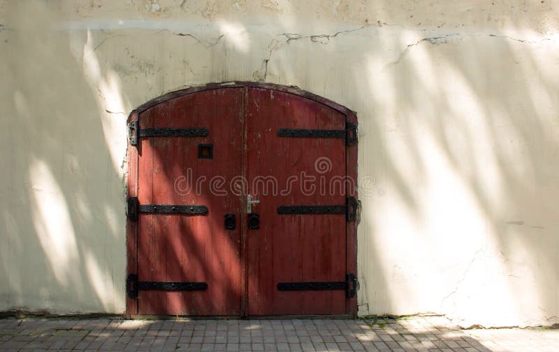 Old-style gate, vintage stock image. Image of house - 117986645