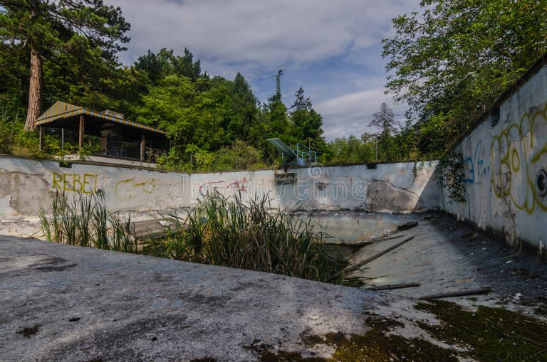 1,044 Empty Old Swimming Pool Stock Photos - Free & Royalty-Free Stock ...