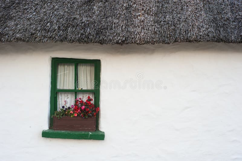 Thatch Cottage Irish Window Stock Image - Image of farmhouse, cozy: 2510771